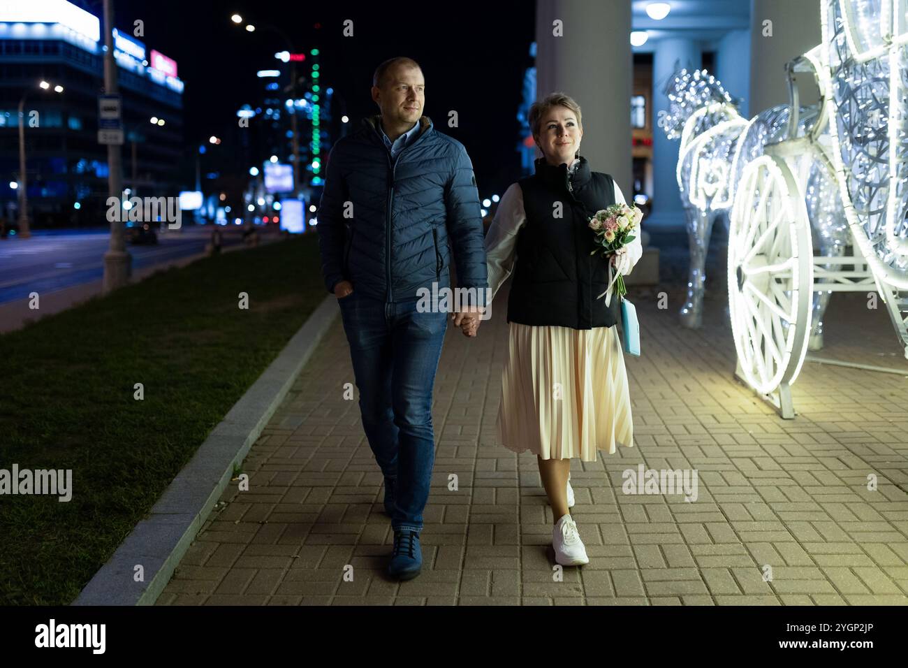 Couple walks through city night hi-res stock photography and images - Alamy
