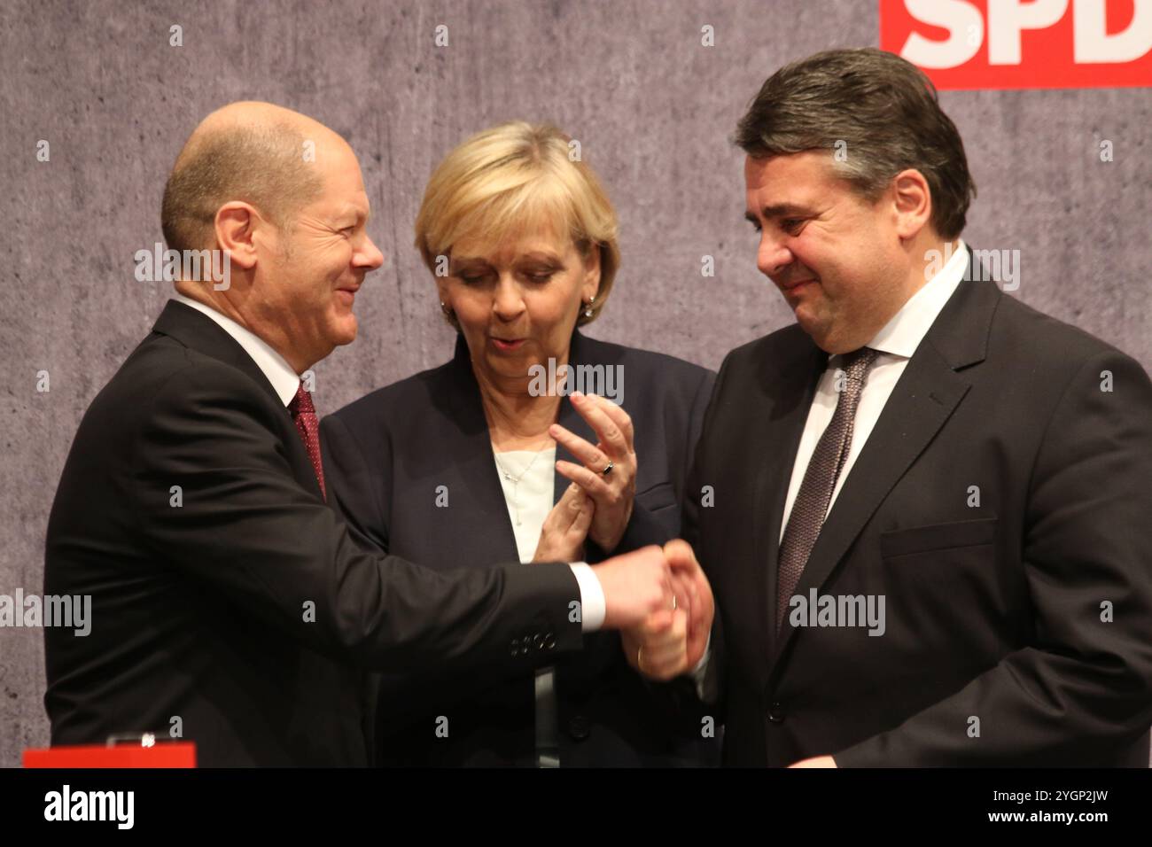 Mit erstaunen hi-res stock photography and images - Alamy
