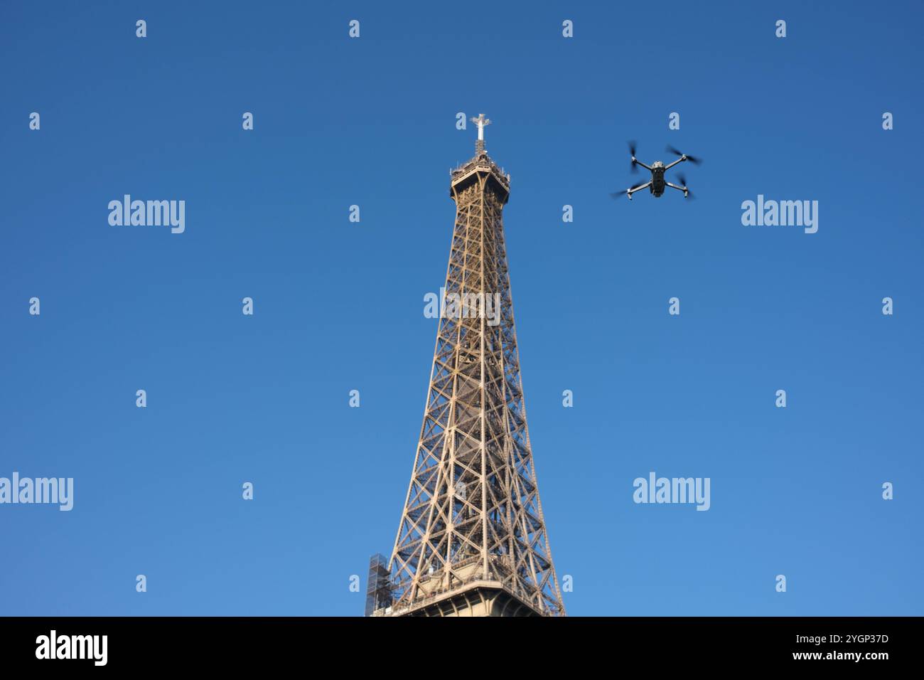 Flying in paris hi-res stock photography and images - Alamy