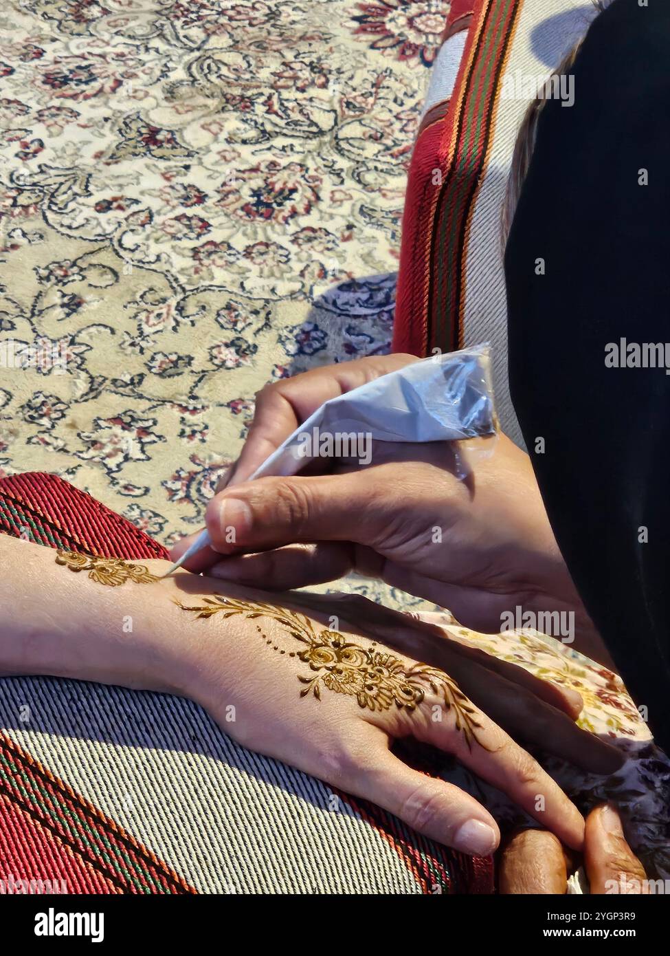 Henna drawing desing on hand Stock Photo - Alamy
