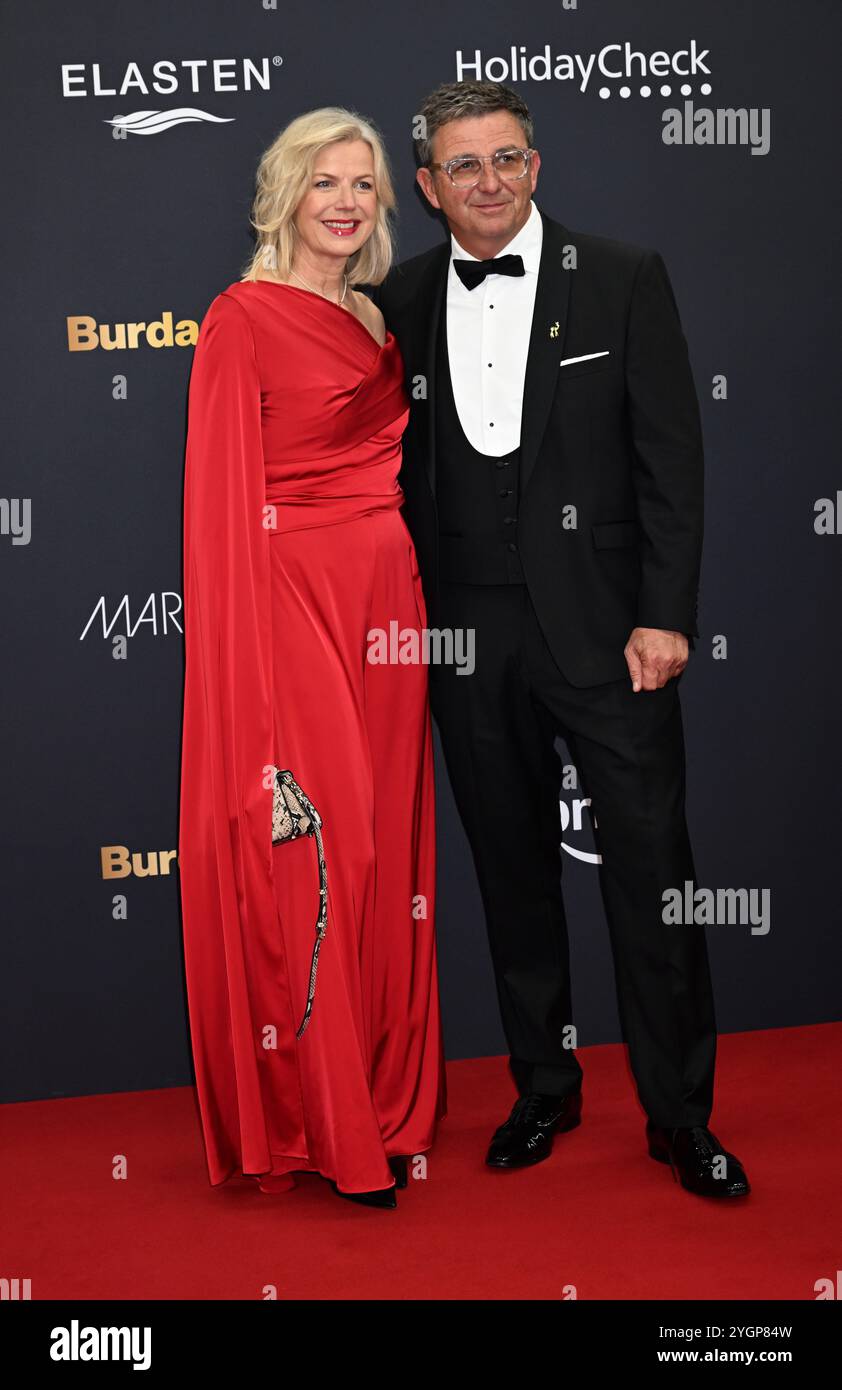 Munich, Germany. 07th Nov, 2024. Actor Hans Sigl (r) and his wife ...