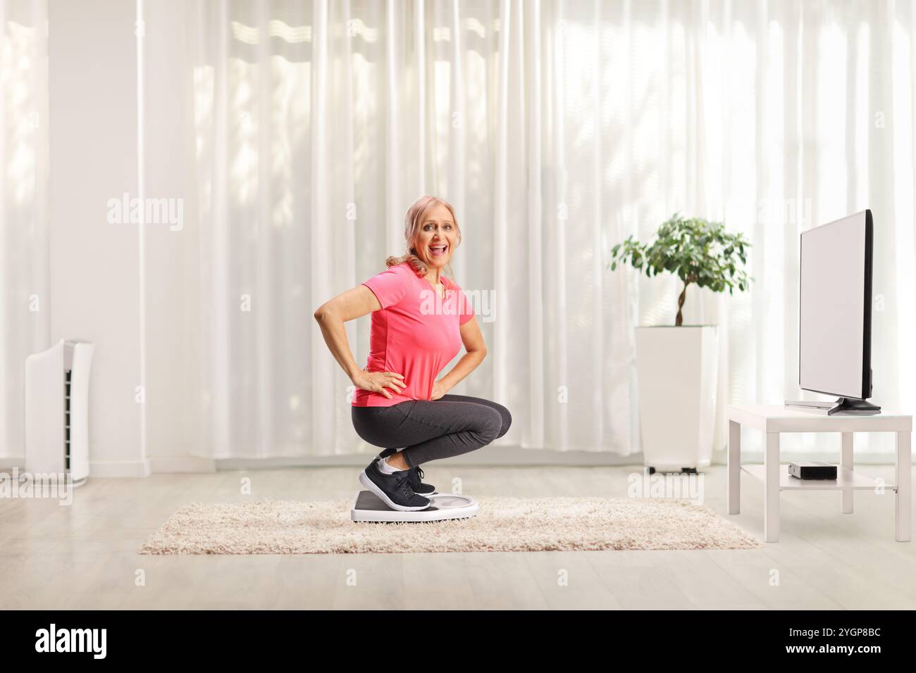 Woman measure weight on scale hi-res stock photography and images - Alamy