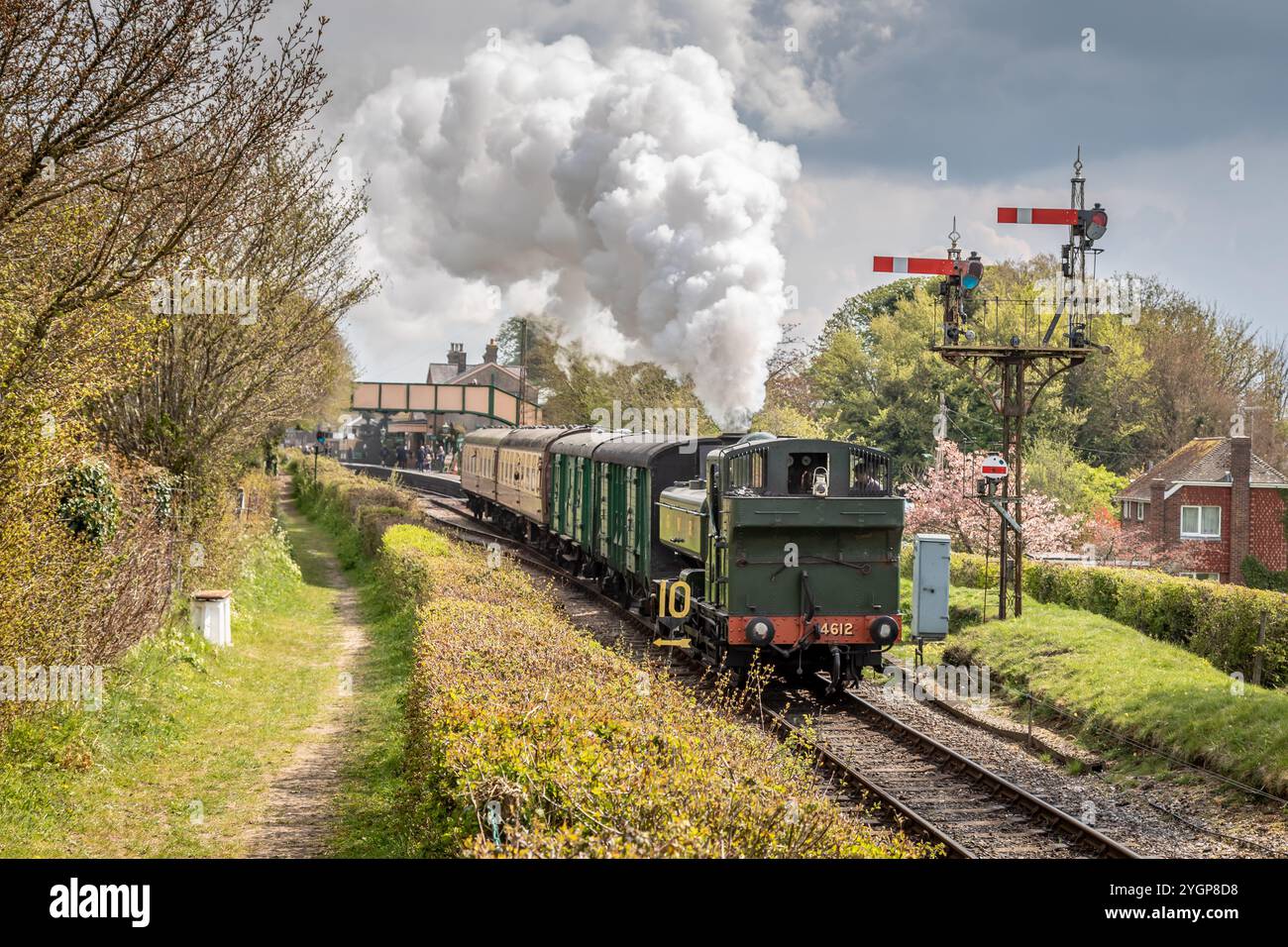 GWR '5700' 0-6-0PT No. 4612 departs from Ropley on the Mid-Hants ...