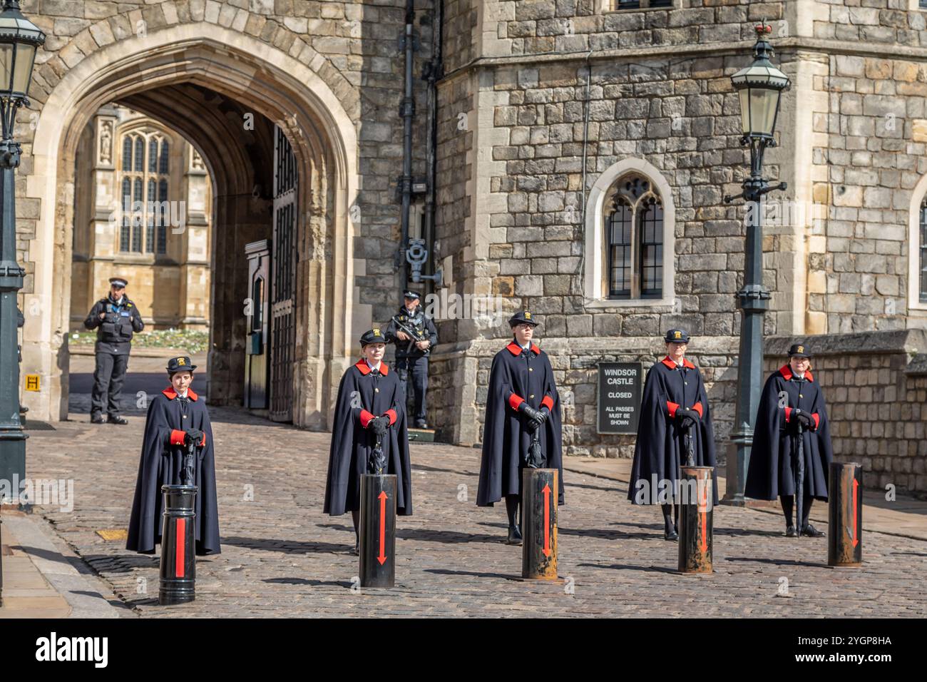Windsor Castle Wardens stand guard outside Henry VIII Gateway, Windsor ...