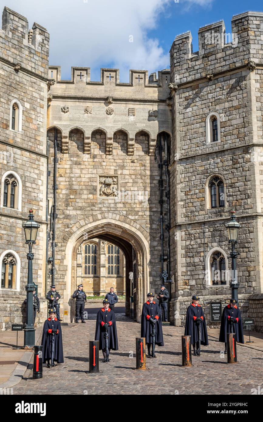 Henry viii gateway of windsor castle hi-res stock photography and ...