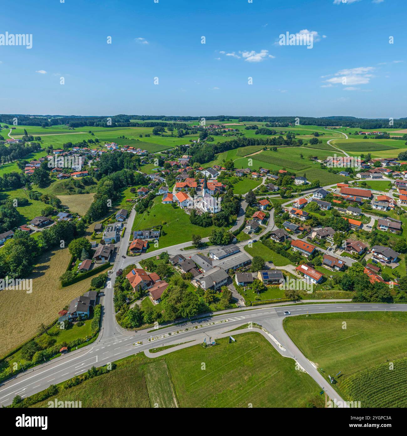 Blick auf das bayerische Alpenvorland am Tachinger See im Rupertiwinkel ...