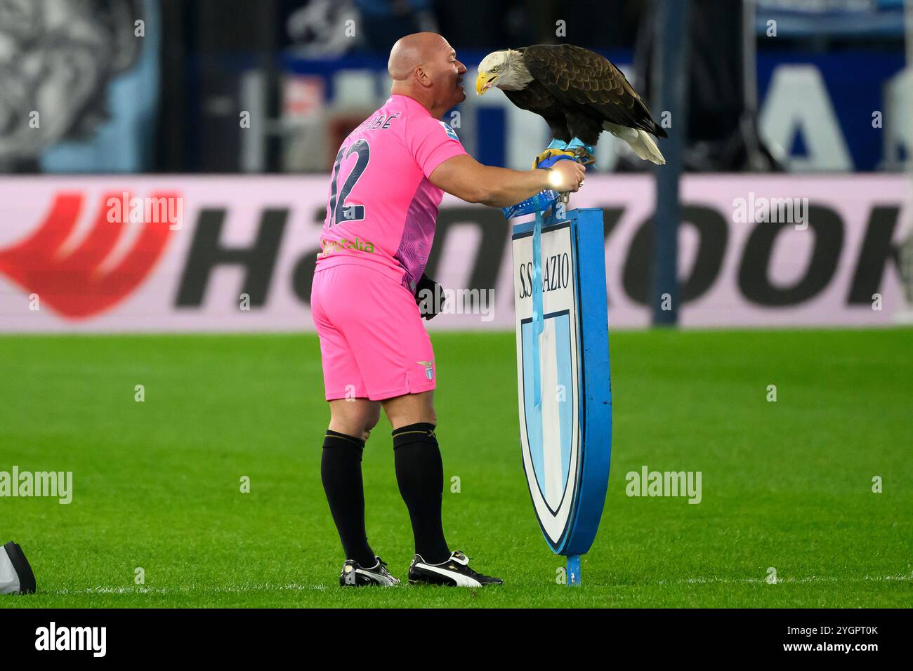 Falconer Juan Bernabe and the eagle Olympia mascot of SS Lazio, before ...