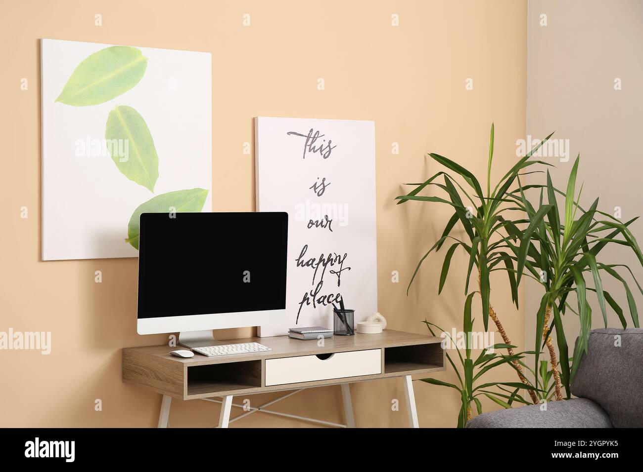 Modern office space palm tree hi-res stock photography and images - Alamy