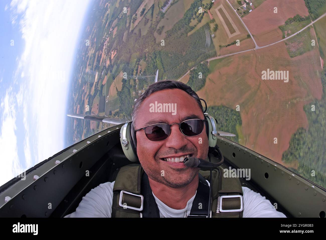 A WWII pilot captures a daring selfie mid-flight, executing precise ...