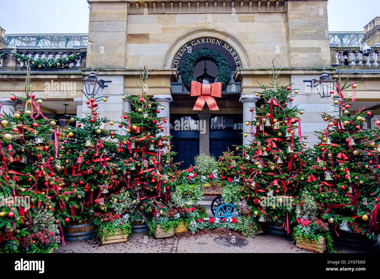 Christmas trees and decorations hi-res stock photography and images - Alamy