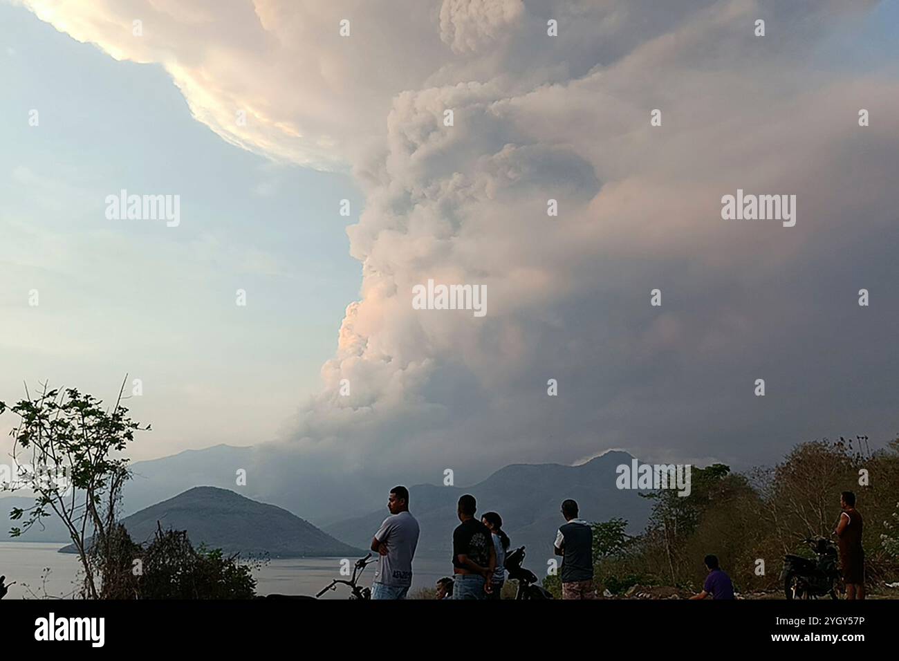 Resident watch as Mount Lewotobi Laki Laki volcano spews volcanic ...