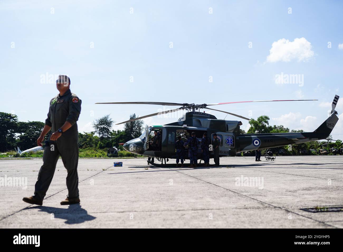 Helicopter soldiers support hi-res stock photography and images - Alamy