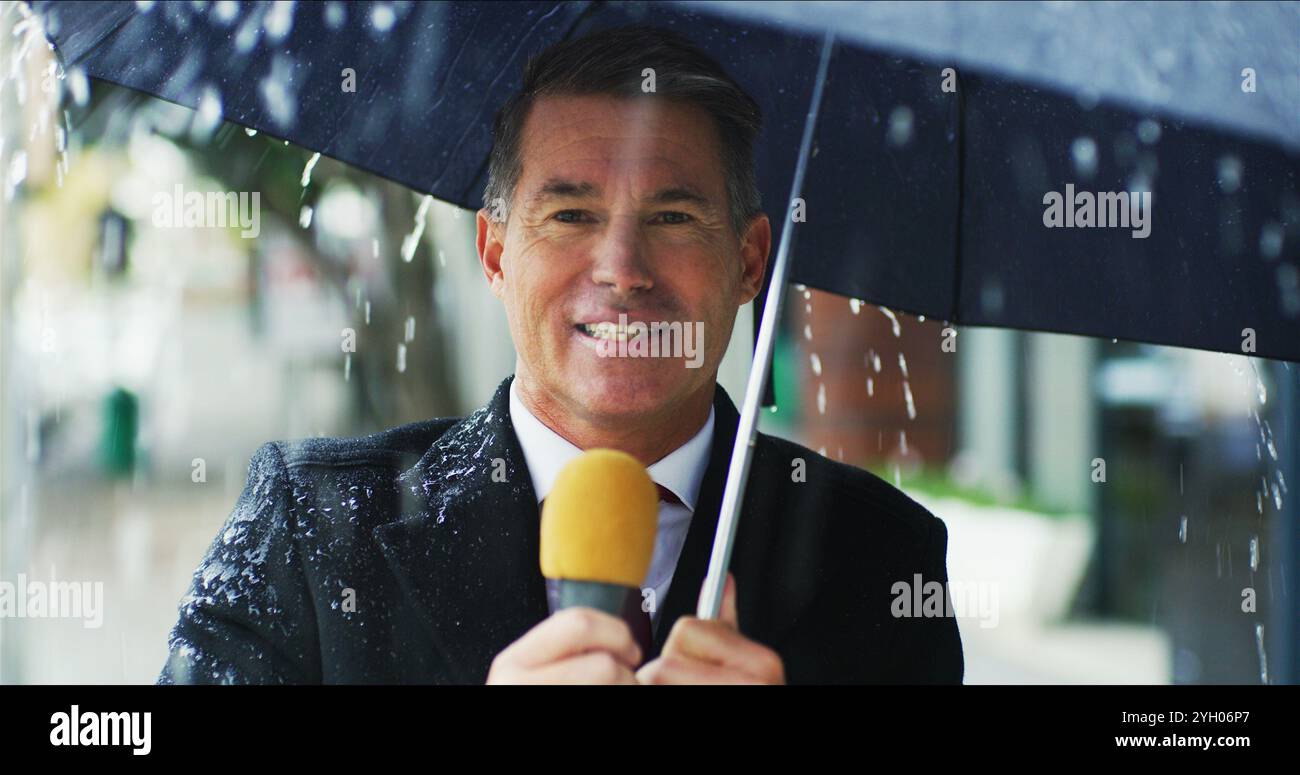 Male reporter rain hi-res stock photography and images - Alamy