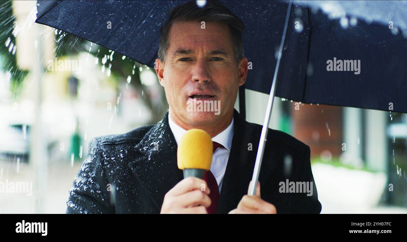 Male reporter rain hi-res stock photography and images - Alamy