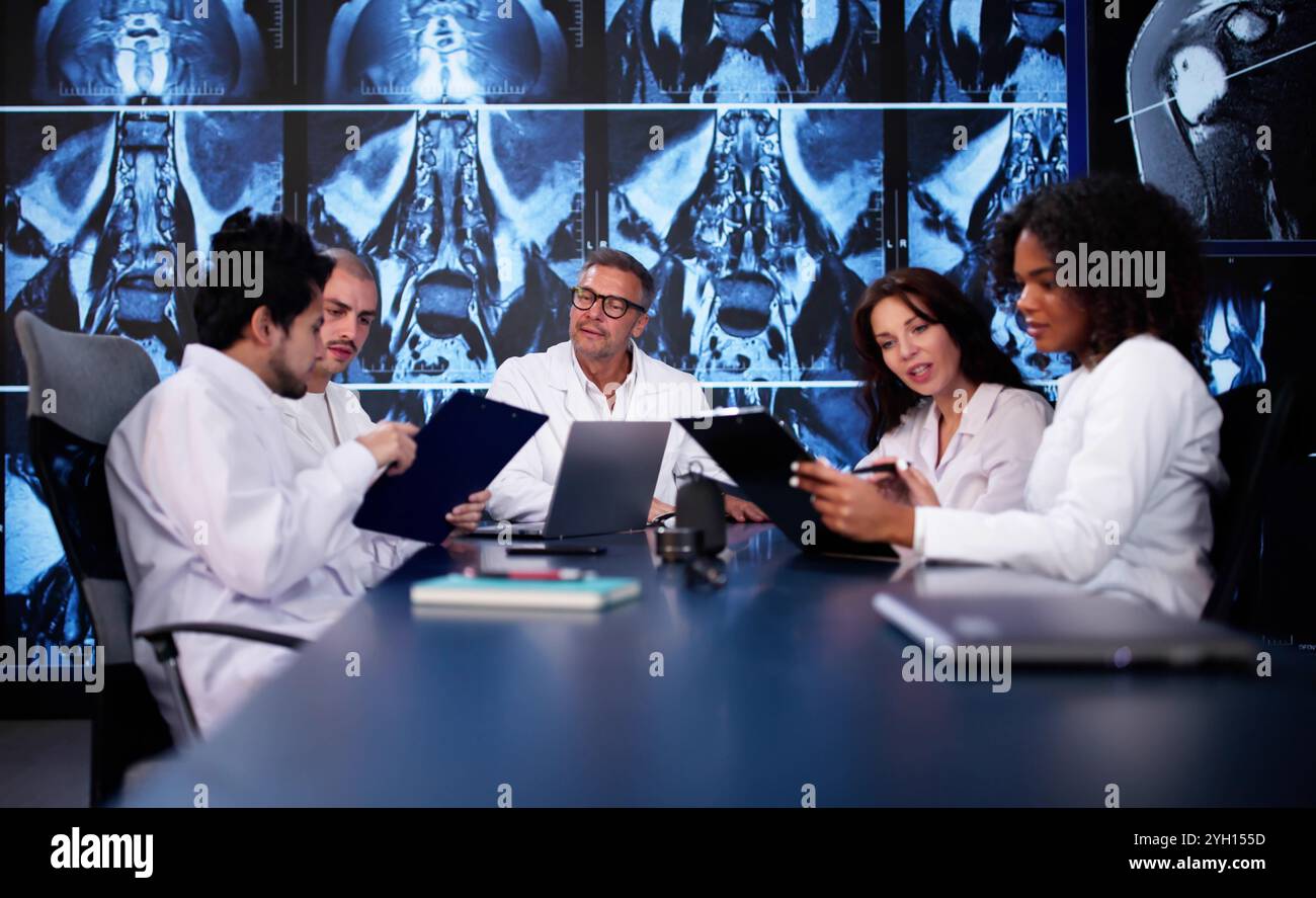 Shoulder mri hi-res stock photography and images - Alamy