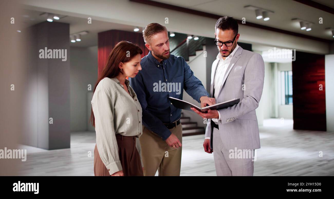 Young people viewing house hi-res stock photography and images - Alamy