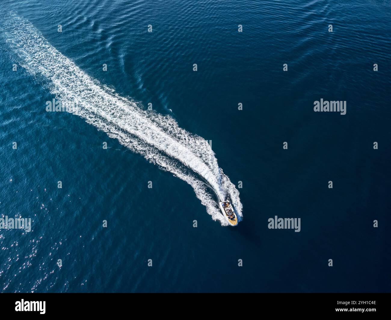 Aerial view boat crossing hi-res stock photography and images - Alamy