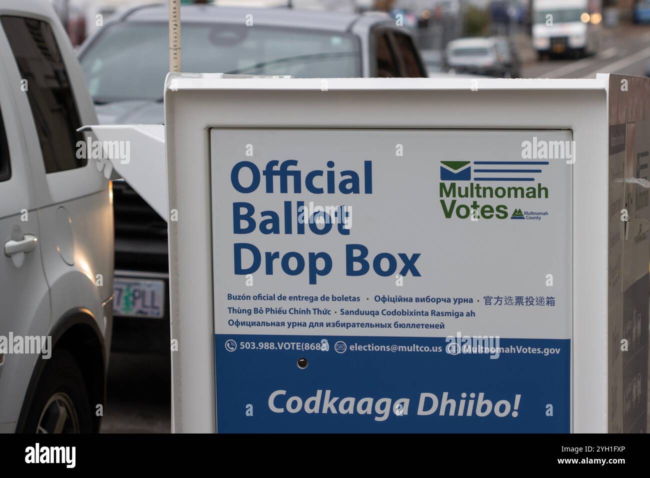 Curbside box hi-res stock photography and images - Alamy