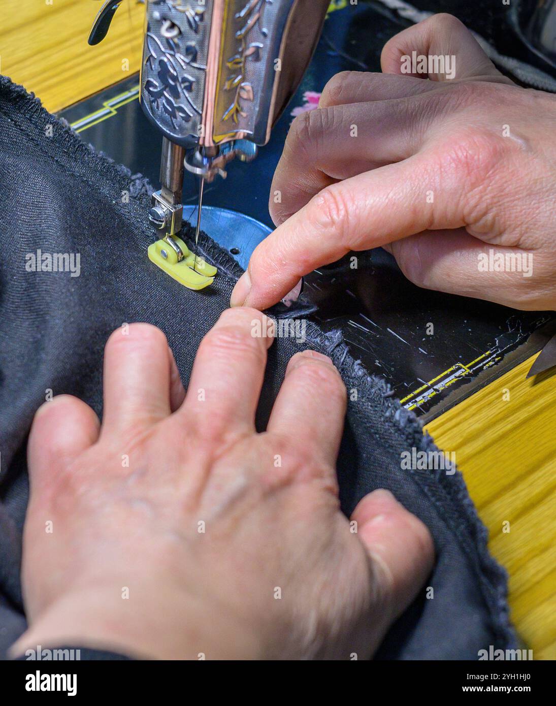 Sewing machine maintenance hi-res stock photography and images - Alamy