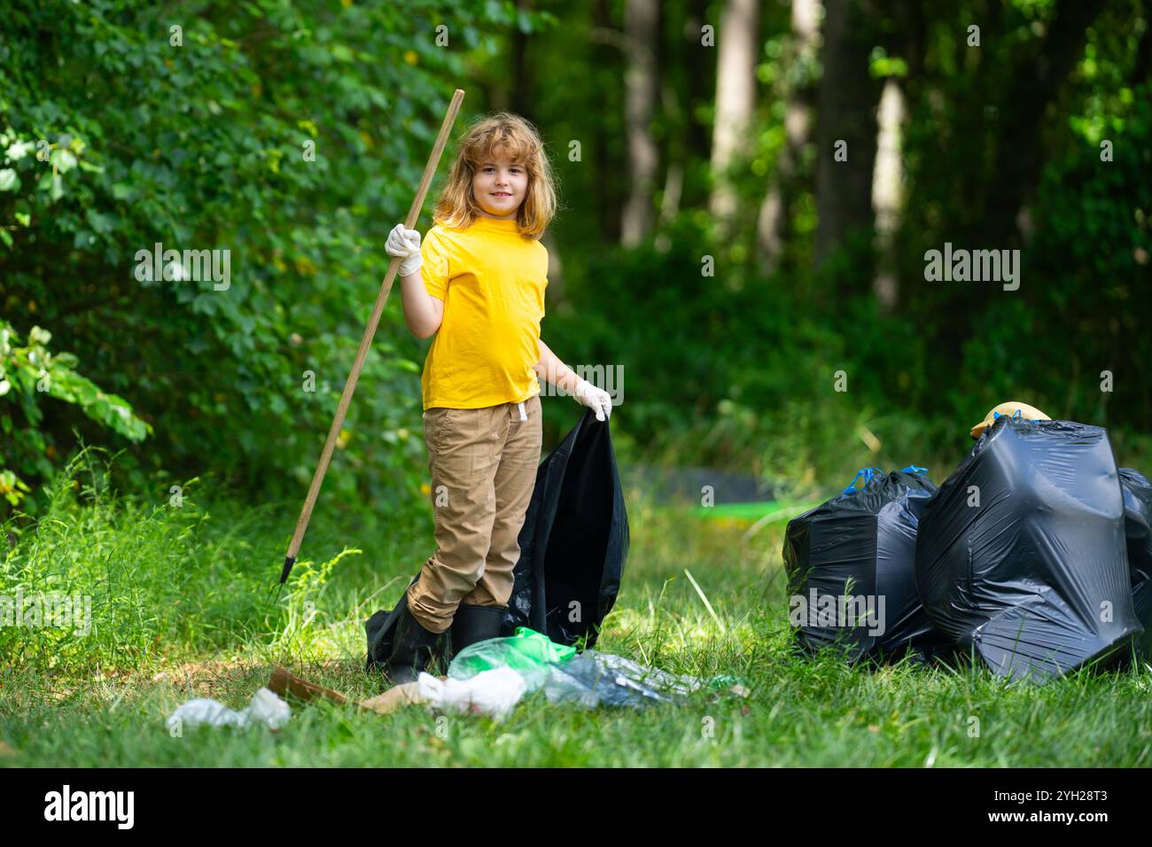 Children cleaning forest litter hi-res stock photography and images - Alamy