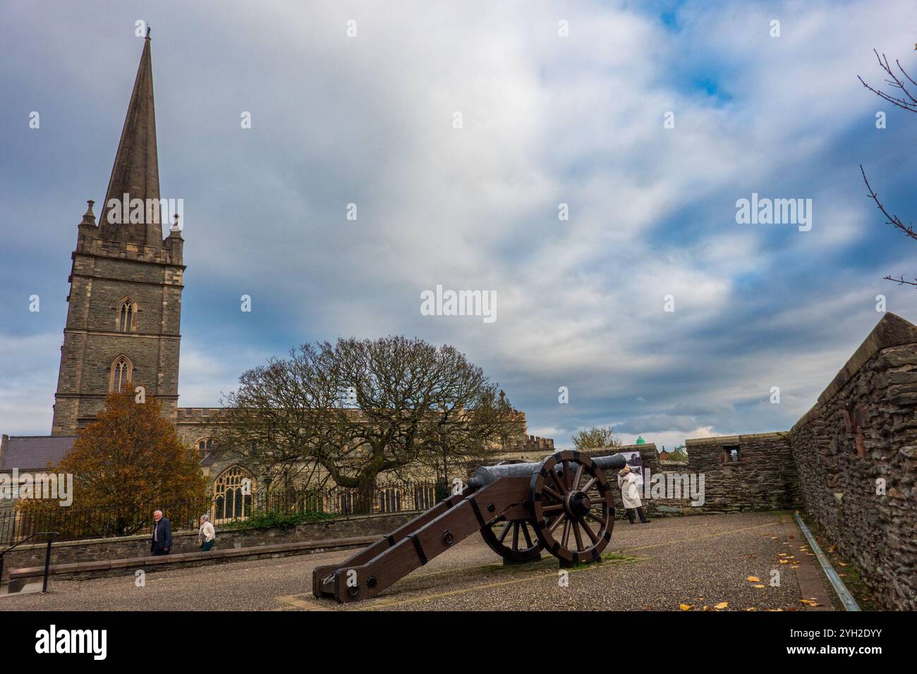 The Derry Walls St Columb's Cathedral Stock Photo - Alamy