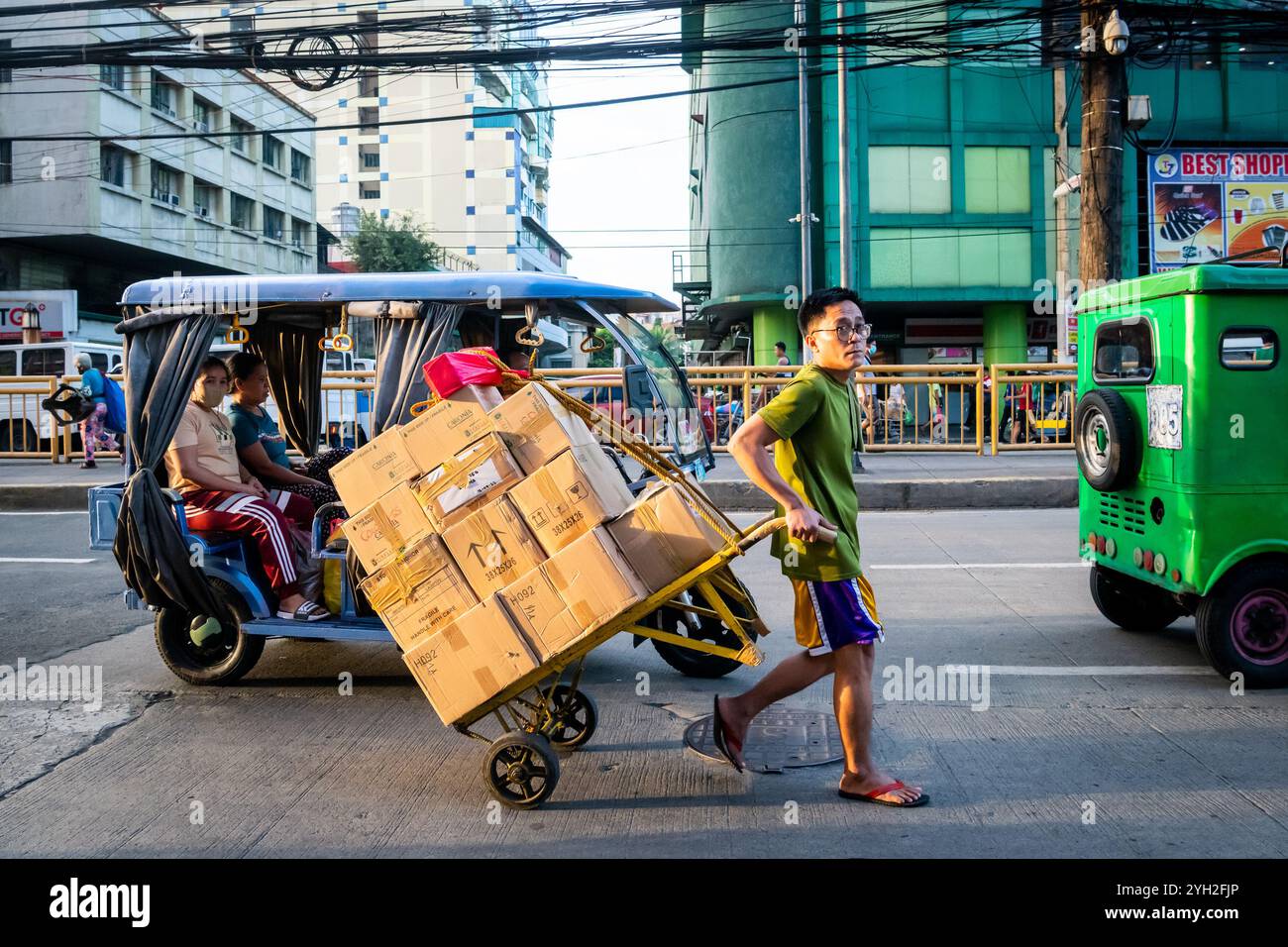 Filipino worker hi-res stock photography and images - Alamy