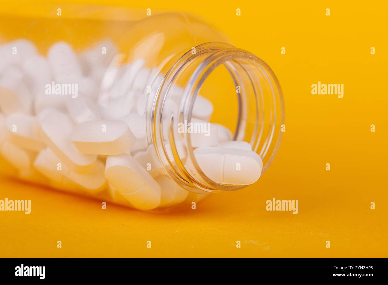 Vitamins medicine tablets capsule hi-res stock photography and images ...