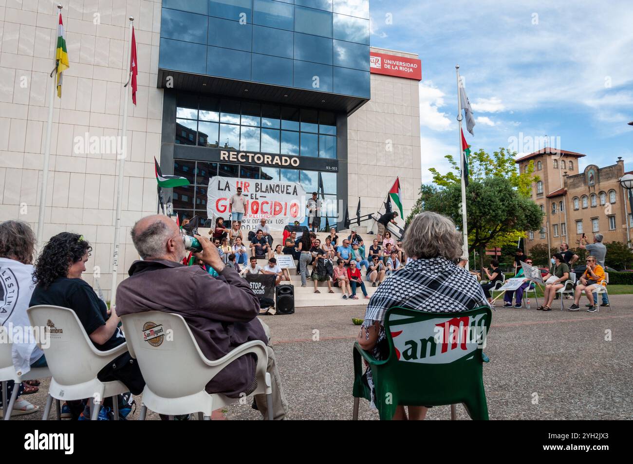 Palestinian students wave flags hi-res stock photography and images - Alamy