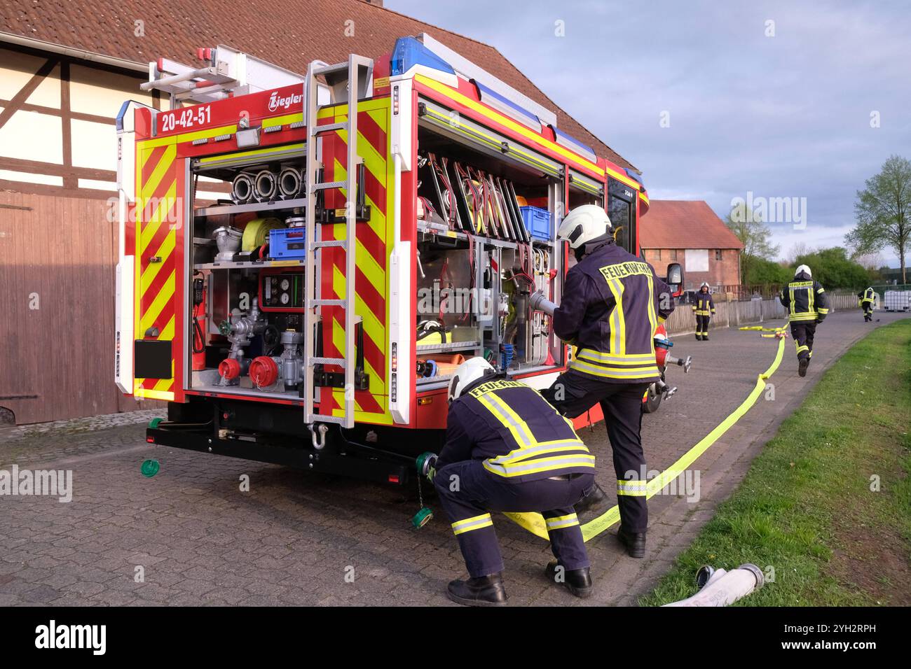 Feuerwehr-Blaulicht Feuerwehr in verschiedenen Bildern und Aktionen in ...