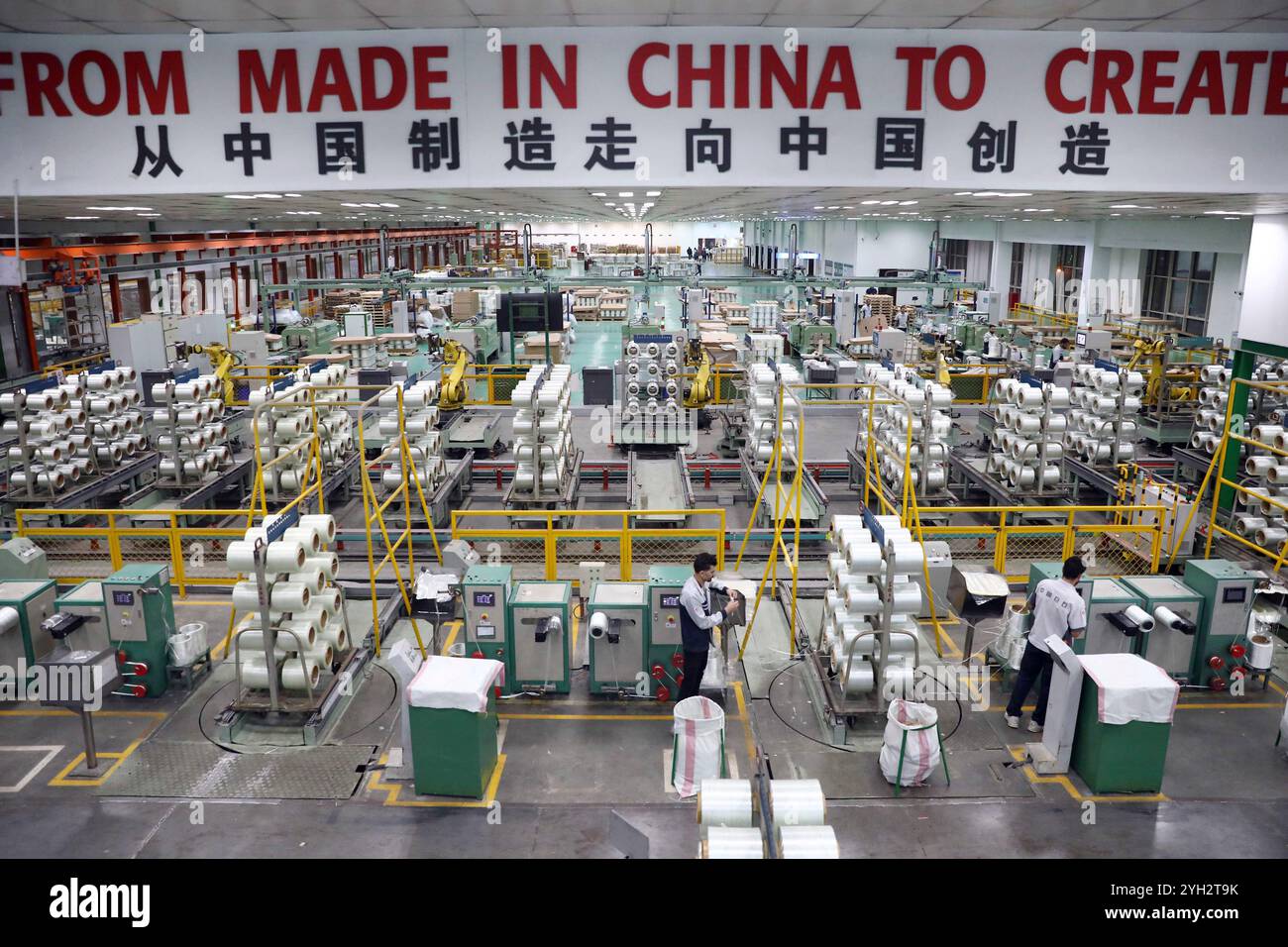 (241109) -- SUEZ, Nov. 9, 2024 (Xinhua) -- Staff members work on the ...