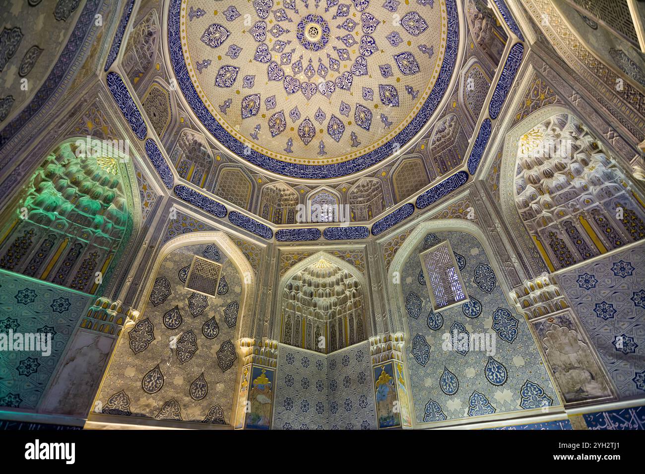 View of the dome sky inside a Shah-i-Zinda mausoleum in Samarkand Stock ...