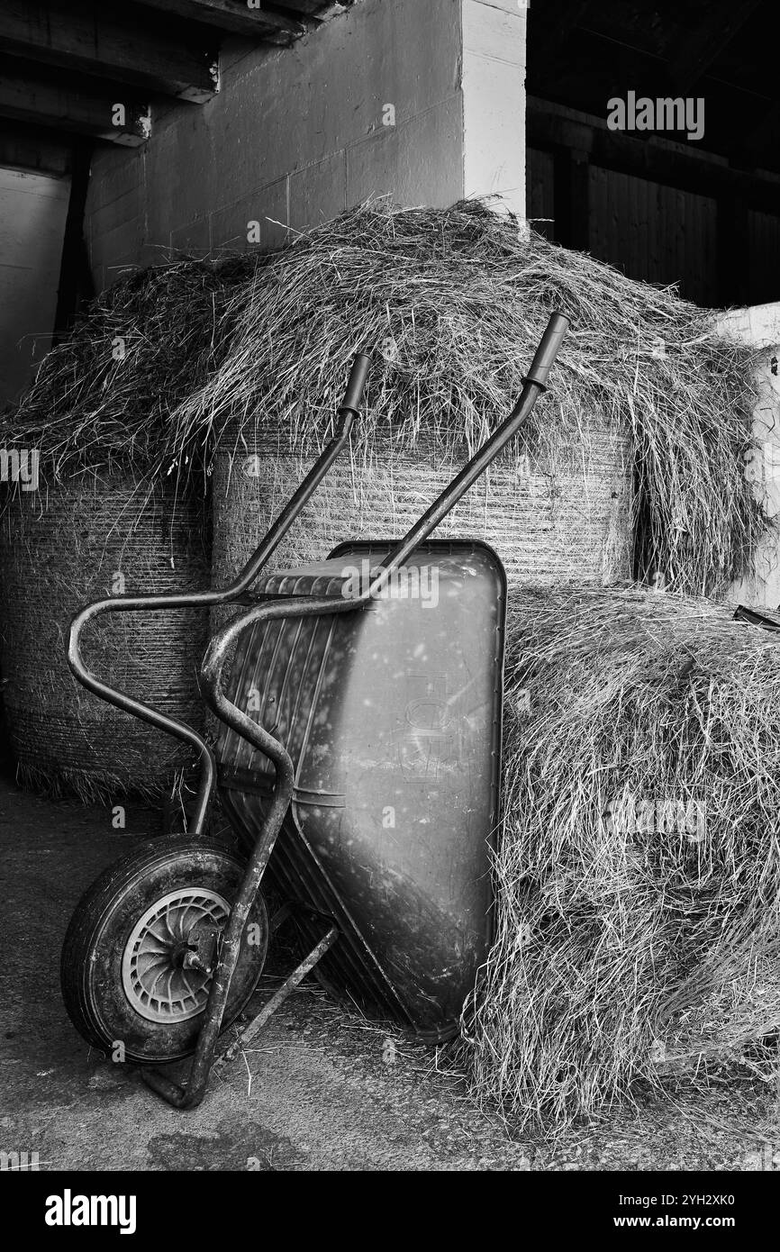 Straw storage barn hi-res stock photography and images - Alamy