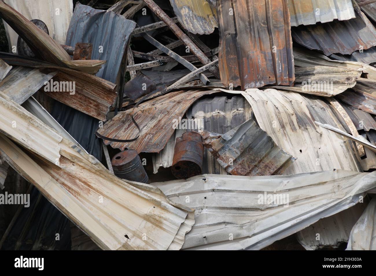 Close up view on corrugated aluminium sheets damaged by fire Stock ...
