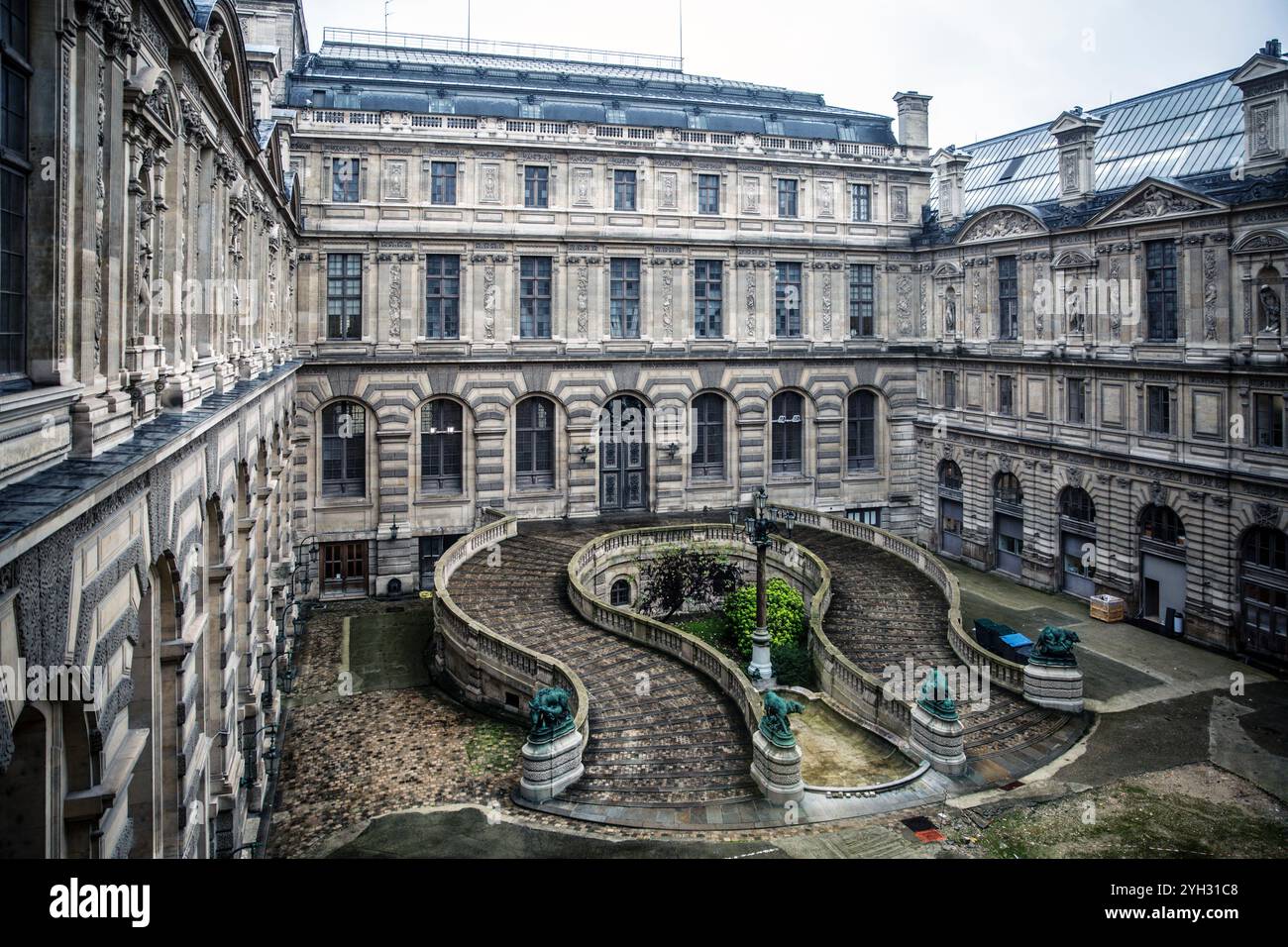 Paris louvre backyard hi-res stock photography and images - Alamy