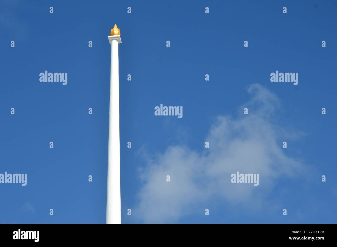 empty flagpole against blue sky Stock Photo - Alamy