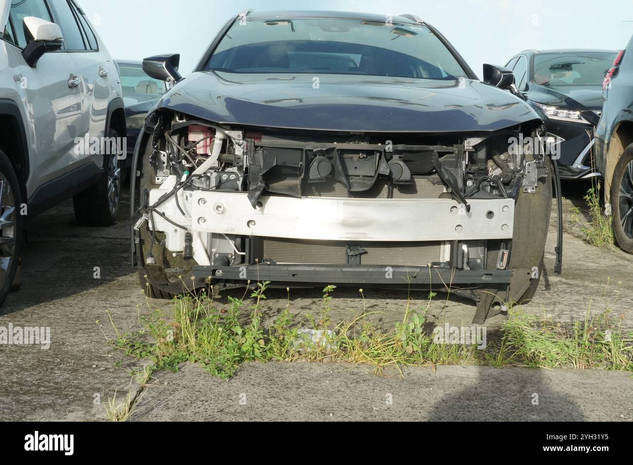 Car front grill and bonnet are damaged. Fender, bumper, halogen light ...