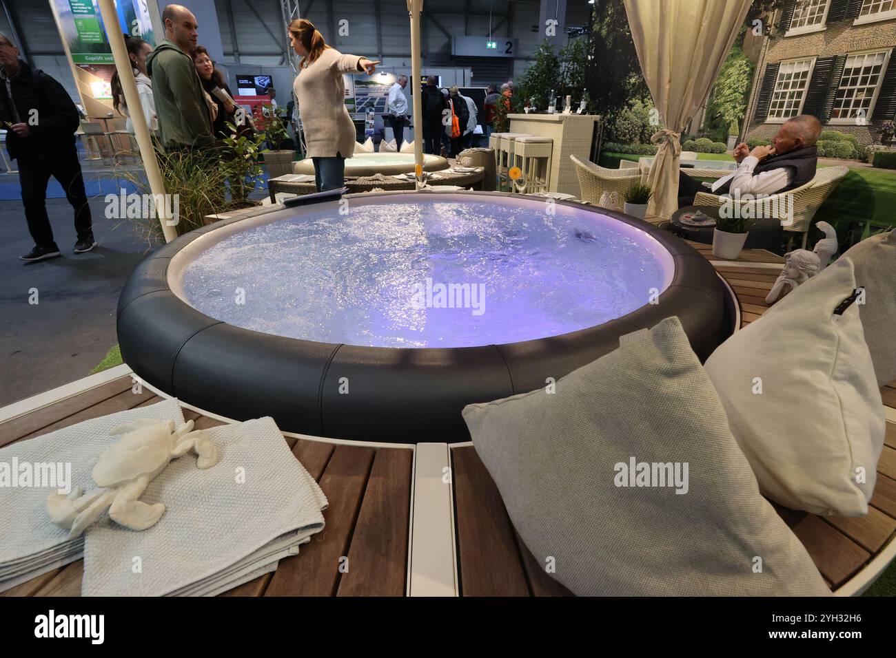 Stand swimming pools hi-res stock photography and images - Alamy