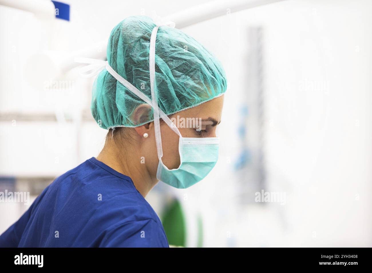 Portrait female in medical mask hi-res stock photography and images - Alamy
