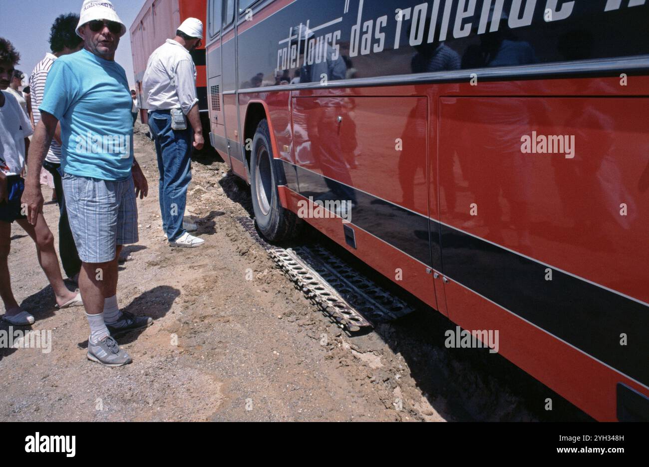 Road construction, Rotel-Tours bus got stuck, passengers have to push ...