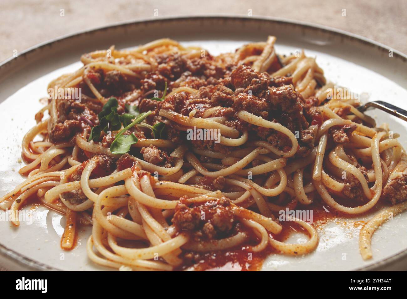 Spaghetti bolognese sauce cheese hi-res stock photography and images ...