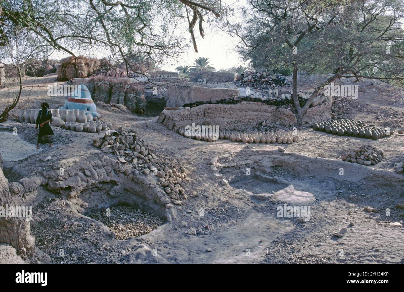 Outdoor drying of vessels, pottery, main town Qasr, Oasis ad-Dachla ...