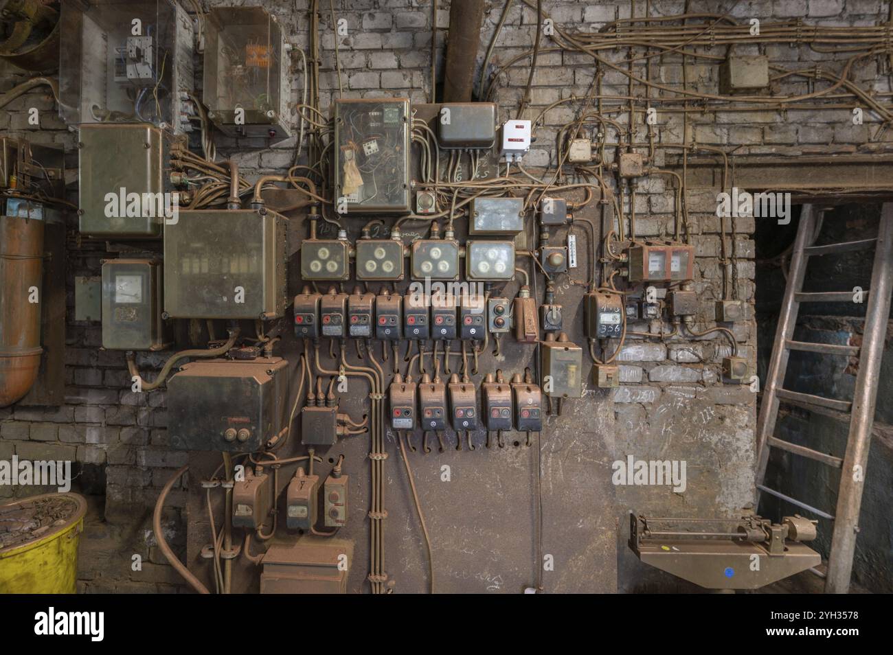 Bronze powder production hi-res stock photography and images - Alamy