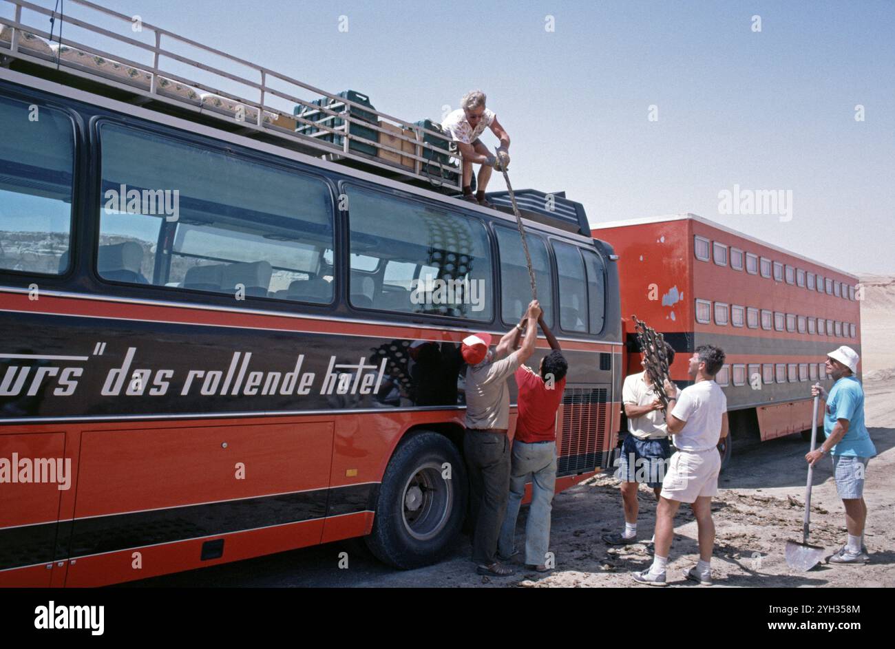 Road construction, Rotel-Tours bus got stuck, passengers have to push ...