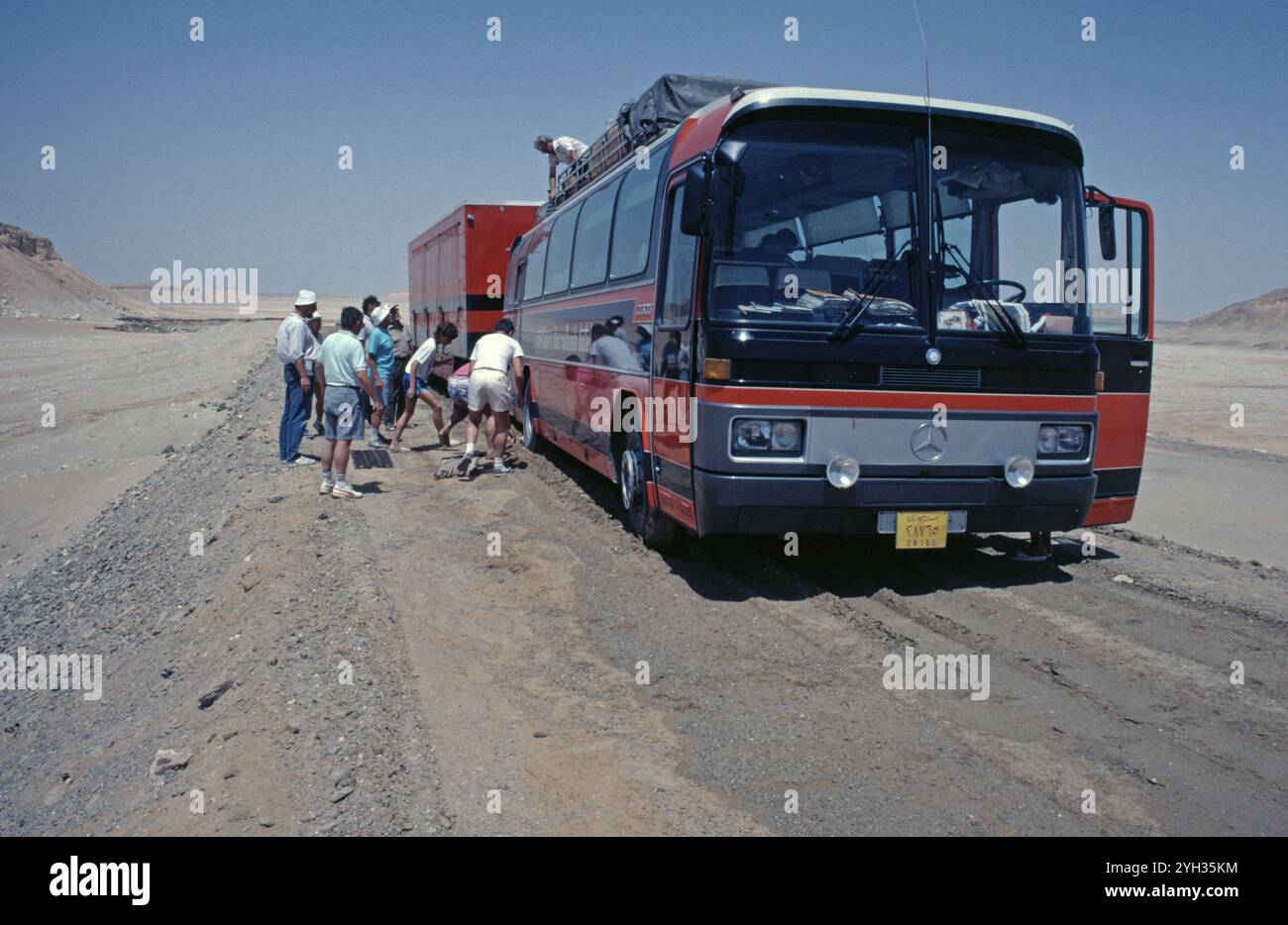 Road construction, Rotel-Tours bus got stuck, passengers have to push ...
