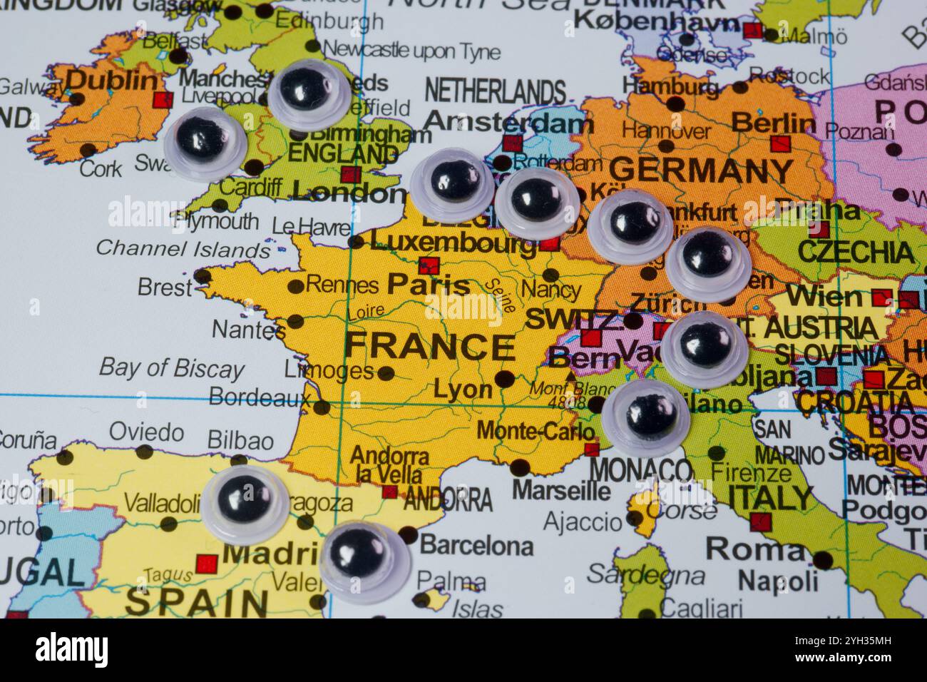 A political map where all the eyes of the neighbors are on France Stock ...