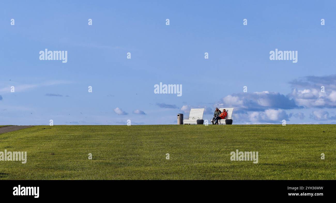 Panoramic photo people sitting hi-res stock photography and images - Alamy