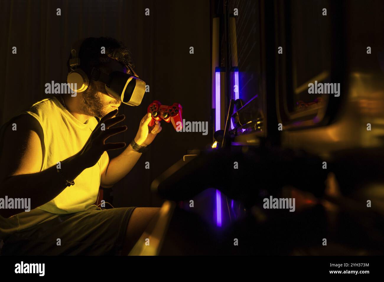 Set virtual gamers playing hi-res stock photography and images - Alamy