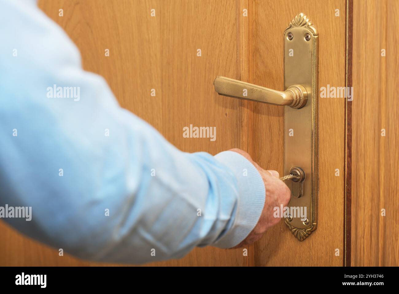 Man door keys senior hi-res stock photography and images - Alamy