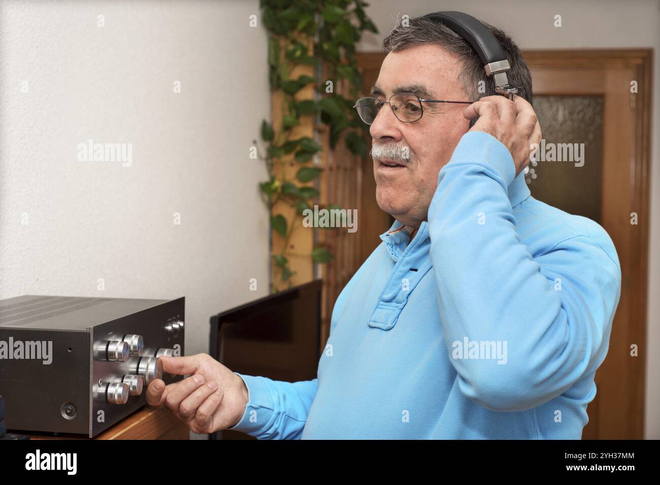 Listening to radio hi-res stock photography and images - Alamy