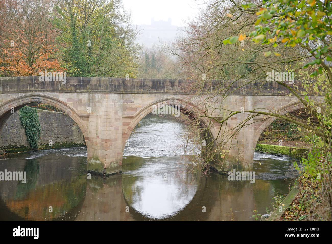 The river Derwent flowing under a stone bridge in Matlock, Derbyshire ...
